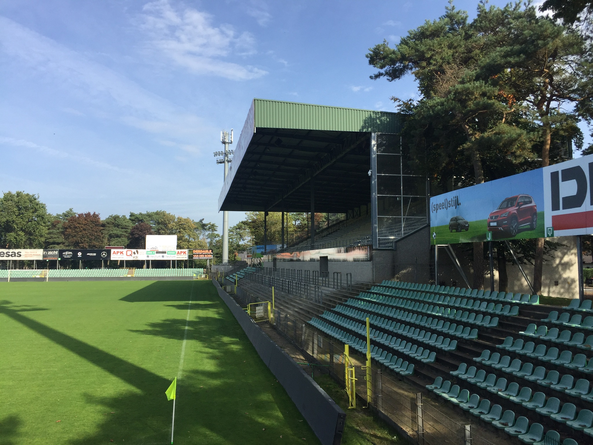 Soevereinpark Stadion (Lommel S.K) | Hopping across The Pond